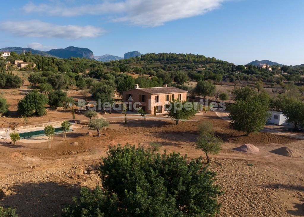 Neu gebaute Finca mit Panoramablick auf die Berge kaufen in Alaró, Mallorca